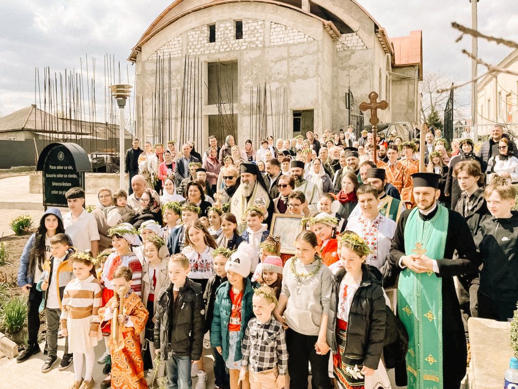 Mângâiere cerească de Florii la Ghidighici: Liturghie arhierească, sute ...